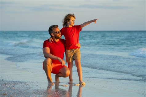 Vater Und Sohn Gehen Am Strand Spazieren Konzept Einer Freundlichen