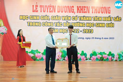 Lễ Tuyên dương khen thưởng học sinh giỏi giáo viên có thành tích xuất