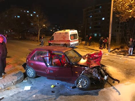 Konyada meydana gelen trafik kazasında ambulans ve otomobil çarpıştı