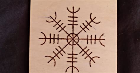 aegishjalmur o símbolo de protección vikingo pirograbado
