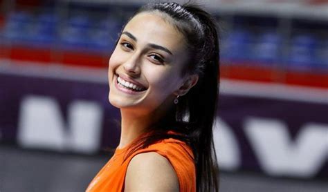 Simge Aköz aslen nereli burcu ne hangi takımda oynuyor boy kilo kaç