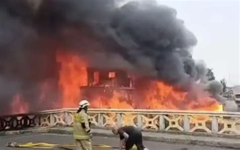 Kebakaran Di Tebet Jakarta Selatan Hanguskan Kawasan Pemukiman Padat