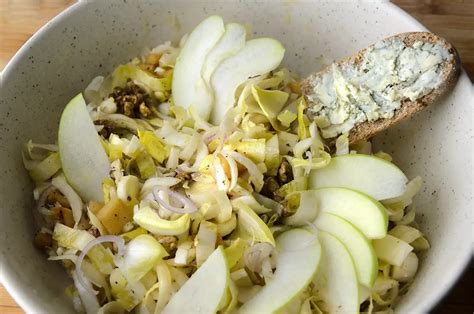 Salade dendives au roquefort noix et granny Cuisine à l ouest