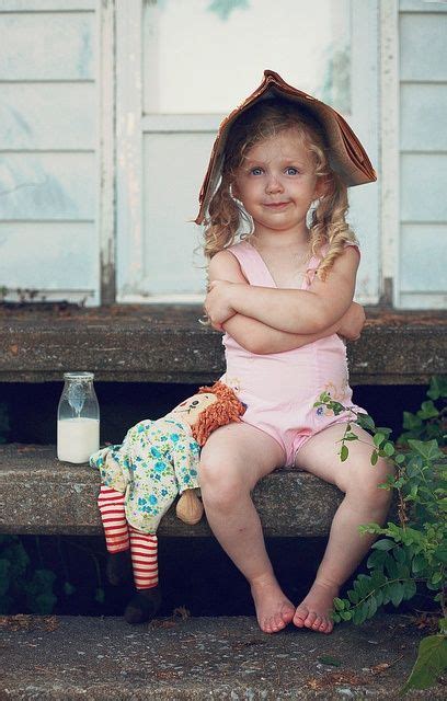 Little girl with newspaper on her head Petite fille espiègle avec un