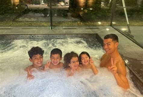 Cristiano Ronaldo mostra filha bebé Amor para sempre