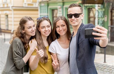 Groupe D Amis Prenant Selfie Photo Gratuite