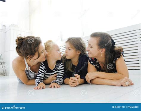 Jumelles Mûres De Soeurs à La Maison Avec La Petite Fille Image stock