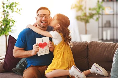 Día del padre familia feliz hija abrazando a papá y risas Foto Premium