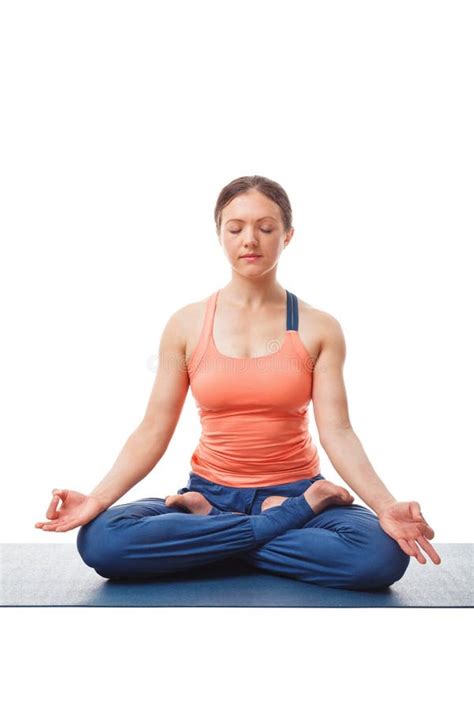 Mujer Que Medita En La Actitud De Padmasana Lotus Del Asana De La Yoga