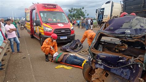 Homem fica preso às ferragens de carro após bater um caminhão na ponte