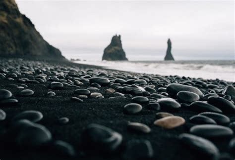 Praia de areia preta na Islândia imperdível Aurora Boreal