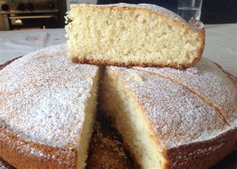 Le gâteau aux blancs doeuf et au citron est un gâteau à base de blancs
