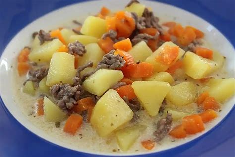 Kartoffel Hackfleisch Topf mit Schmand und Möhren Rezept Schnelle und