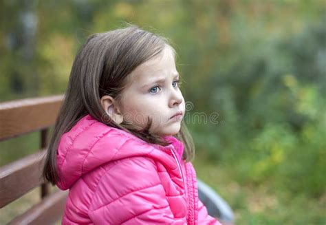 Petite Fille Triste S Asseyant Sur Le Banc En Parc Image Stock Image