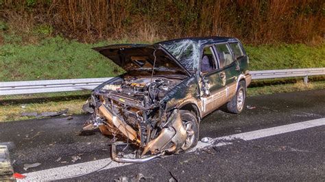 A5 Rastatt Horror Crash Zwischen Lkw Und SUV Fahrer Schwer Verletzt