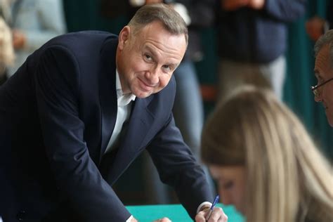 SONDAŻ CBOS Polacy ocenili działalność prezydenta Andrzeja Dudy