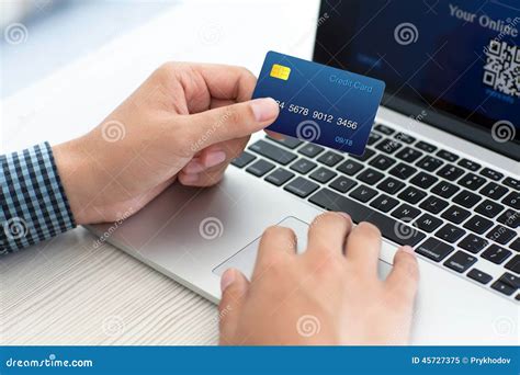Equipe Fazer a Compra Em Linha O Cartão De Crédito No Portátil