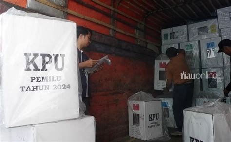 KPU Distribusikan Surat Suara Pemilu Ke 11 Kecamatan Di Pekanbaru