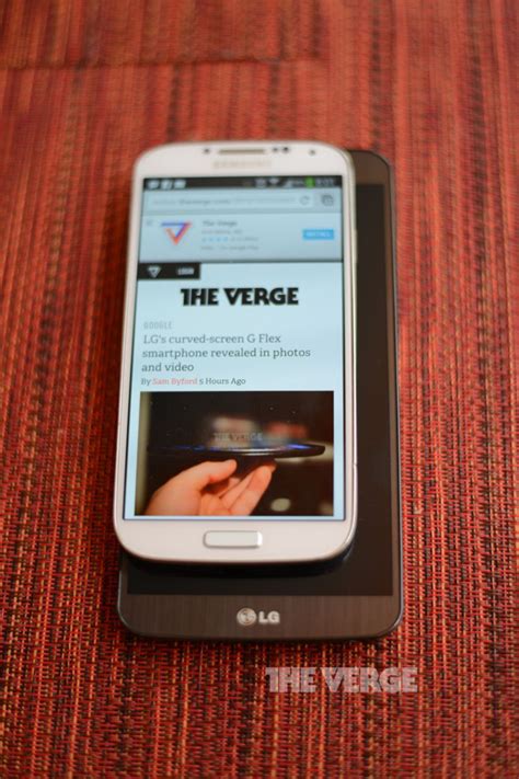 LG G Flex Flexible Display Smartphone Breaks Cover In New Photos