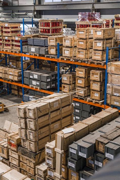 Magazijn Met Racks En Rekken Gevuld Met Houten Dozen Op Pallets