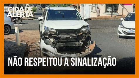 Motorista fura sinal vermelho e causa acidente em Uberlândia Cidade