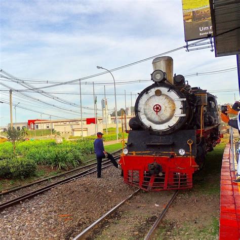 Que tal um passeio de Maria Fumaça Este trem faz um percurso entre