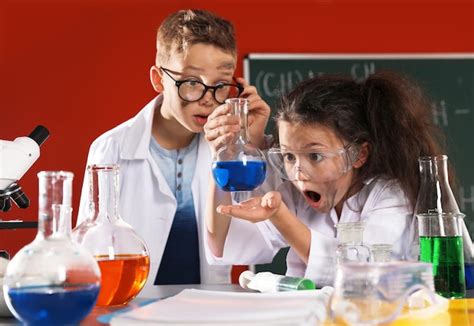 Niños haciendo investigación química en laboratorio experimento