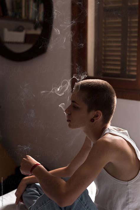 Tomboy Smoking Del Colaborador De Stocksy Lucas Ottone Stocksy