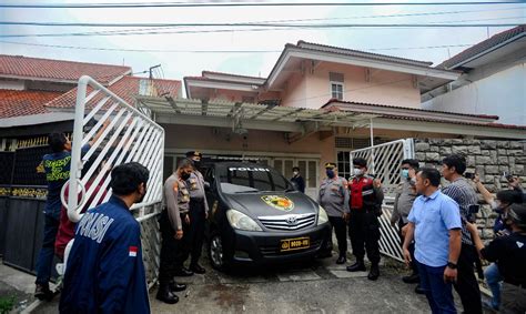 Polisi Temukan Dokumen Dan Sejumlah Catatan Saat Olah TKP Ibu Anak