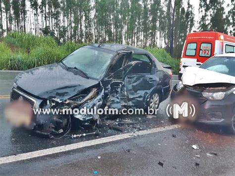 Chuva e pista molhada resultam em acidente três veículos e cinco