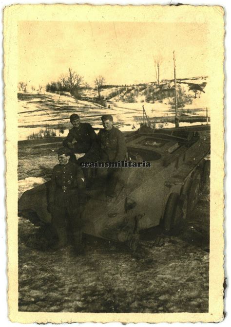 Orig Foto Soldaten mit zerstörte Beute Panzer Tank in Russland Postimages