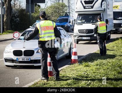 Polizeibeamter kontrolliert am 16 März 2020 in Kehl einen Autofahrer