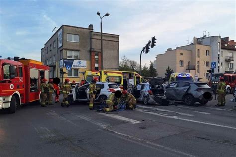 Wypadek w Bydgoszczy Cztery osoby trafiły do szpitala ZDJĘCIA