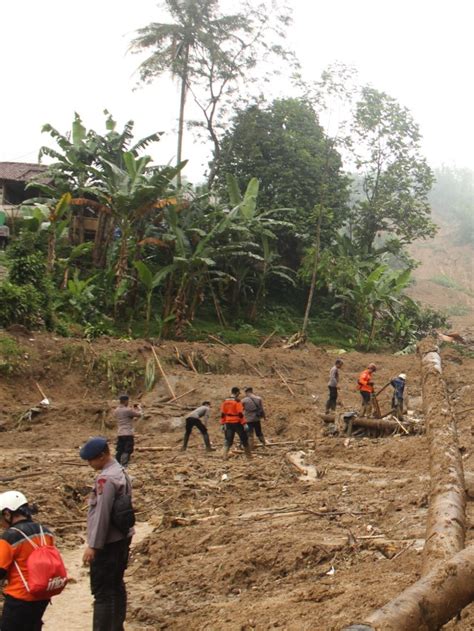 Foto Yang Tersisa Di Desa Cileuksa Bogor Usai Dilanda Banjir Dan