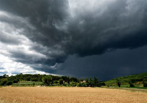 Mañana habrá tormentas fuertes y la AEMET avisa podrán dejar bastante