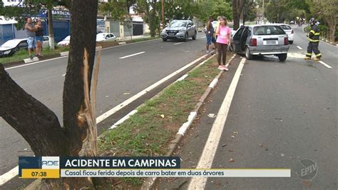 Casal de idosos fica ferido após carro bater em árvores em Campinas