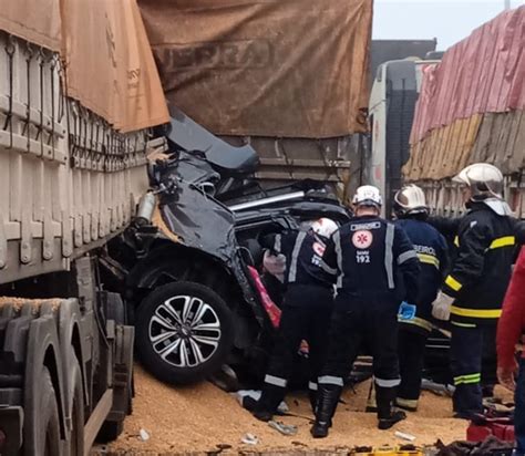 Acidente entre dois caminhões e um carro deixa duas pessoas mortas na