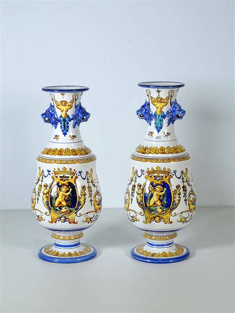 GIEN Paire de vases en faïence sur piédouche à décor polychrome dans