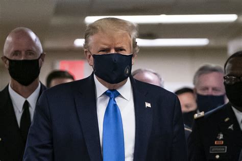 ETATS UNIS Trump Porte Un Masque En Public
