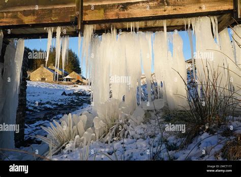 Des glaçons pendent d un pont à la mine d ardoise de Killhope dans le