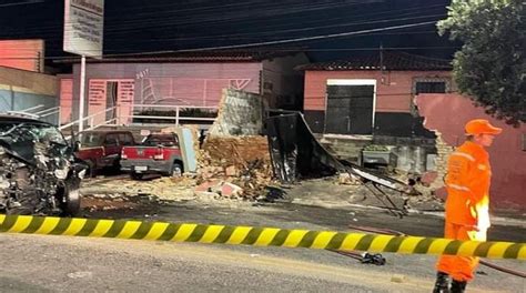 Motorista perde o controle de carro e derruba muro de residência na