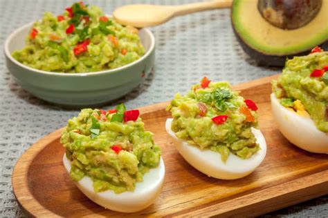 Cómo hacer huevos rellenos de aguacate Comedera Recetas tips y