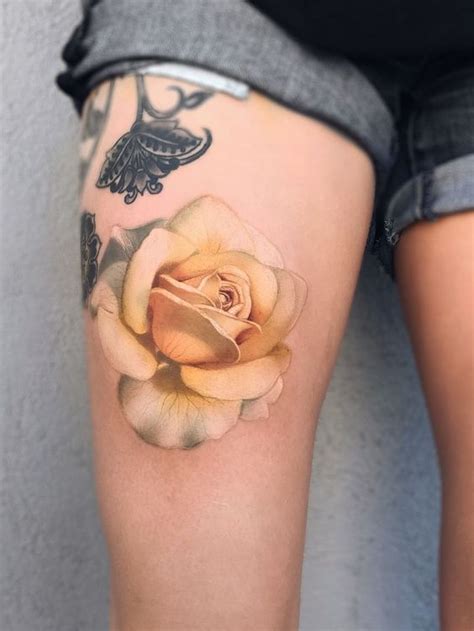 45 Asombrosos Diseños de Tatuajes de Rosas Amarillas que Necesitas Ver