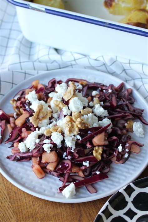 Rotkohlsalat mit Apfel Walnüssen und Feta