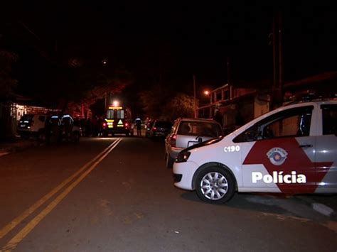 G1 PM Reage A Assalto E Mata Dois Na Porta De Casa Em Bairro De