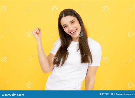 Linda Jovem Animada Mostrando O Gesto Do Vencedor Garota Celebrando