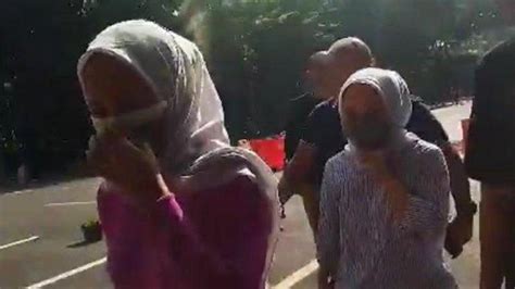 Tiba Di Polda Metro Jaya Kembar Rihana Rihani Bungkam Setelah Sembunyi