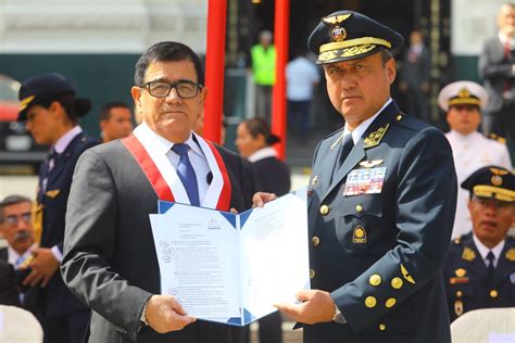 Presidente del Congreso entregó autógrafa que declara Héroe Nacional a