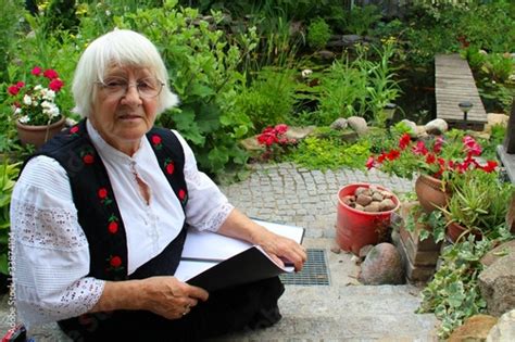 Nett Bilder Oma Nackt Im Garten Oma Nackt Im Garten