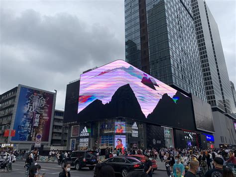 火上热搜的成都太古里裸眼3D大屏 10月1日才上线还有夜晚版 手机新浪网
